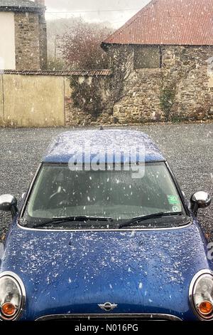UK Weather: Flash snow hail sleet flurries in Doddiscombsleigh, Devon ...