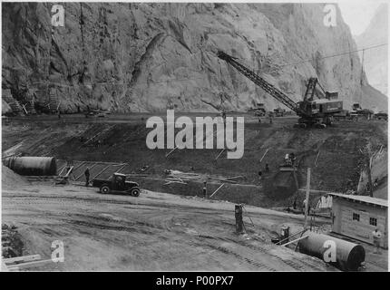 Operations on upper cofferdam construction, view looking toward Arizona ...