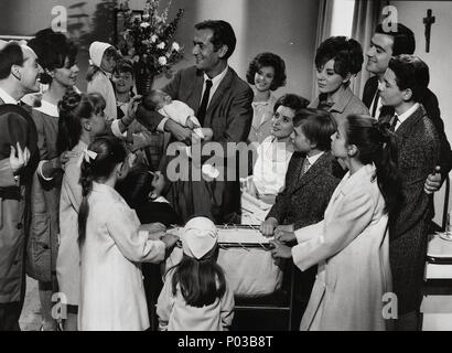 THE FAMILY PLUS ONE (1965) -Original title: LA FAMILIA Y... UNO MAS ...