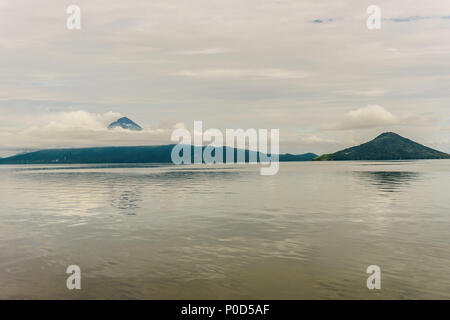 Momotombo and Momotombito volcanoes across Lake Managua Stock Photo - Alamy
