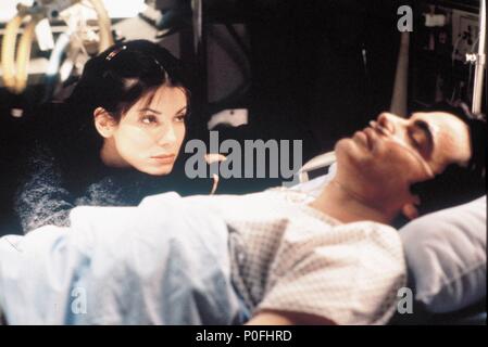 Sandra Bullock Film While You Were Sleeping (USA 1995) Characters: Lucy ...