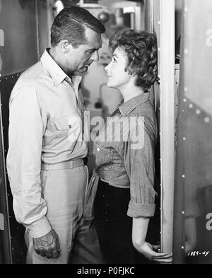 Operation petticoat Year: 1959 USA Cary Grant , Joan O'Brien , Dina Merrill , Tony Curtis on the ...