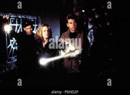 THE SAINT (1997) ELISABETH SHUE, VAL KILMER SAIN 106 Stock Photo - Alamy
