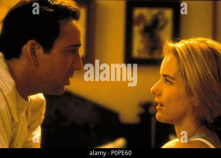 THE FAMILY MAN (2000) NICOLAS CAGE, TEA LEONI, JAKE/RYAN MILKOVICH ...