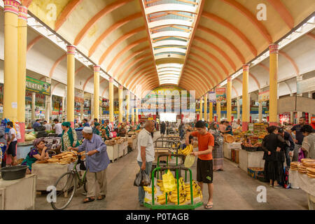 Inside Panjshanbe Bazaar, Khujand, Tajikistan Stock Photo - Alamy
