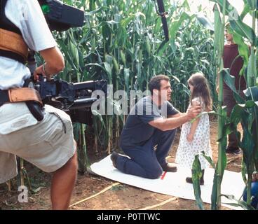 SIGNS, Mel Gibson, Abigail Breslin, Joaquin Phoenix, Rory Culkin, 2002 ...