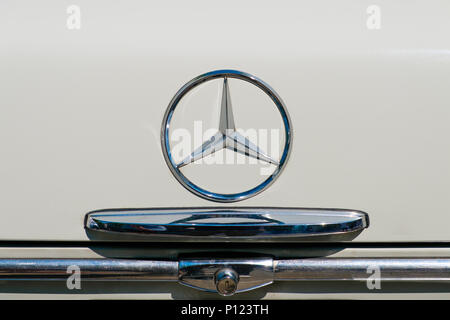 Old Mercedes Benz logo on classic car Stock Photo - Alamy
