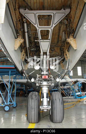 Close up view of the nose wheel and undercarriage of a Boeing 757 ...