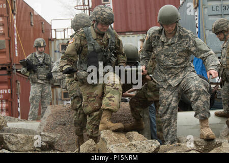 U.S. Army Soldiers from the 186th Military Police Company, Iowa Army ...