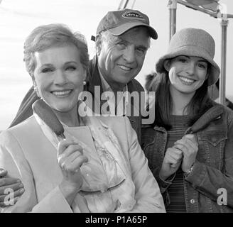 Anne Hathaway on the film set for her upcoming film 'Bride Wars' New ...