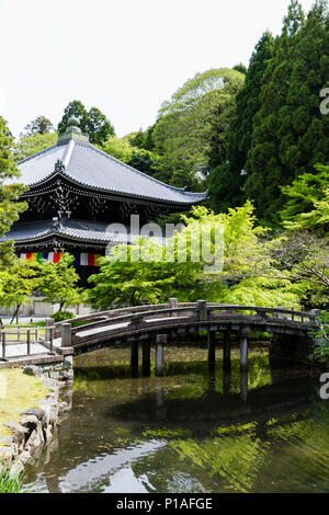 Chion-in temple garden pond and bridge, Kyoto, Japan Stock Photo - Alamy