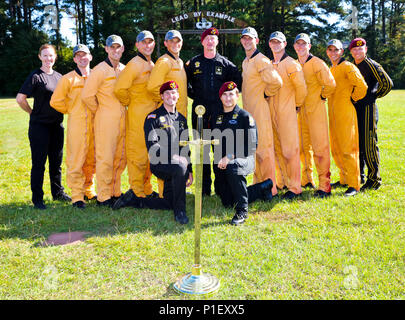 U.S. Army Parachute Team's Class of 2008. l-r: SGT Jennifer Schaben ...