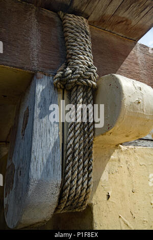 Rope work bindings on Polynesian canoe at Aitutaki Stock Photo - Alamy
