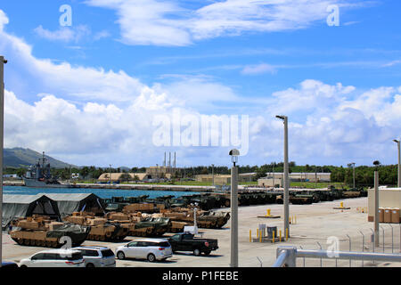 SANTA RITA, Guam (Oct. 13, 2016) -- Marine Corps tanks, Amphibious ...