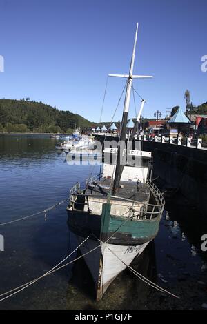 Puerto Montt; caleta de Angelmó y puesto de venta de verduras, frutas y ...