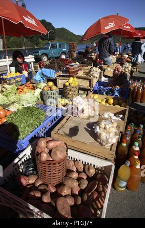 Puerto Montt; caleta de Angelmó con barcos procedentes de islas ...
