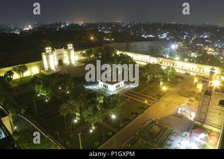 Lahore, Pakistan. 11th June, 2018. An eye catching splendid, illuminated night view of historic ...