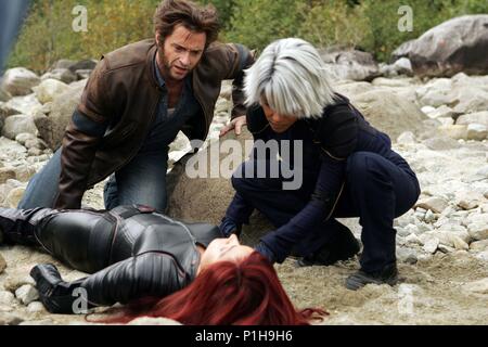 X-MEN 2, HALLE BERRY, FAMKE JANSSEN, PATRICK STEWART, JAMES MARSDEN ...
