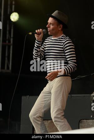 STUART MURDOCH, BELLE & SEBASTIAN, CONCERT, 2001: Stuart Murdoch lead ...
