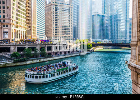 SIGHTSEEING TOUR BOAT CHICAGO RIVER LOOP CHICAGO ILLINOIS USA Stock ...