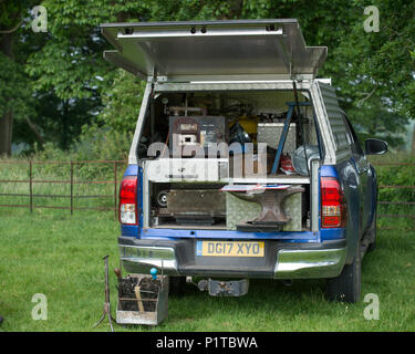 A mobile farrier shoeing a horse Stock Photo - Alamy