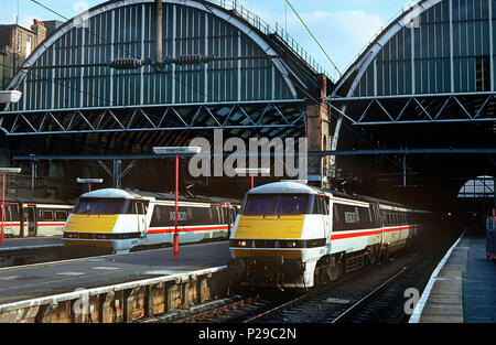 Kings Cross main line rail terminus with GNER train waiting at platform ...