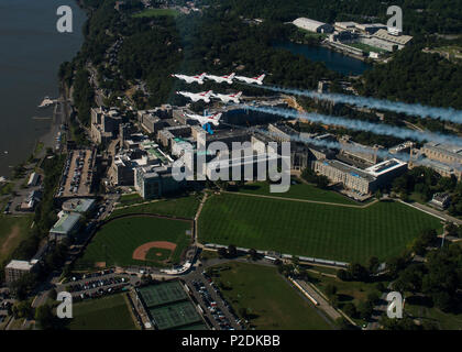 The Thunderbirds pilots fly over West Point United States Military ...