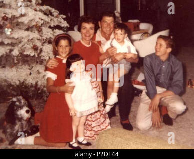 . English: Ronald Reagan, Patti Davis, Nancy Reagan, Ron Reagan and ...