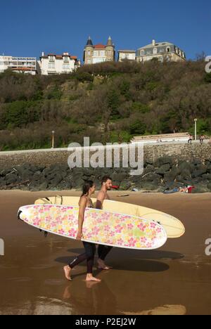 Surfers, Biarritz, Pyrénées-Atlantiques, Pyrenees-Atlantique, France ...
