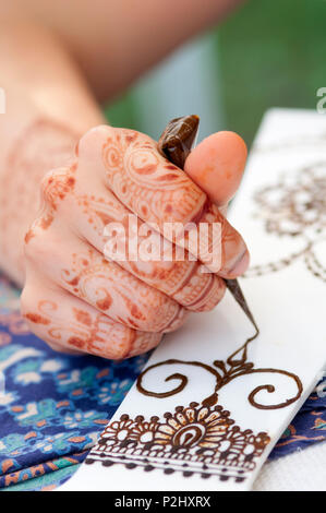 Woman Making Traditional Henna Decorations Stock Photo - Alamy