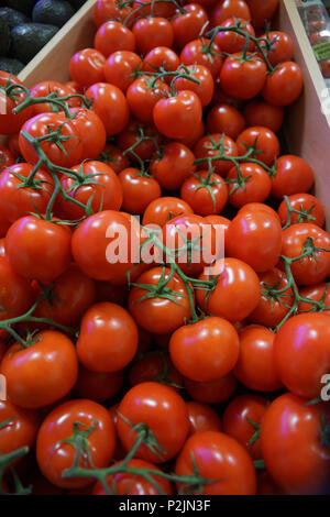 Display of tomatoes in a supermarket Stock Photo - Alamy