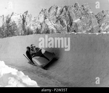 Eugenio Monti e Renzo Alverà nel bob a due a Cortina 1956 Stock Photo ...