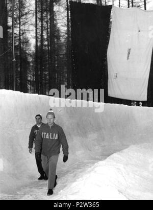 Eugenio Monti e Renzo Alverà nella pista di bob di Cortina 1956 Stock ...