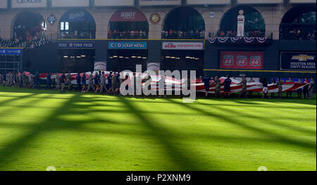 Soldiers from the 136th Expeditionary Signal Battalion were welcomed ...