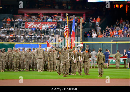 Soldiers from the 136th Expeditionary Signal Battalion were welcomed ...