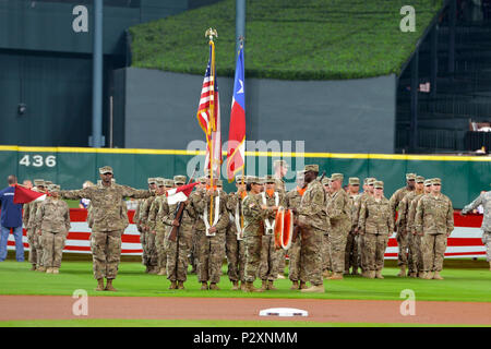 Soldiers from the 136th Expeditionary Signal Battalion were welcomed ...