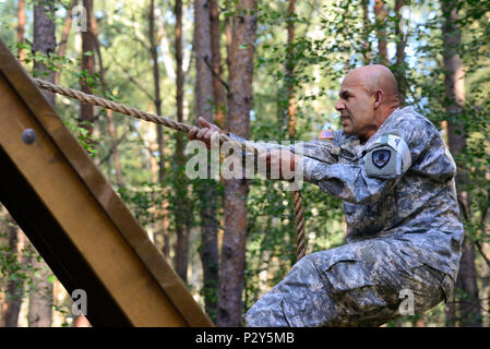 U.S. Soldiers with 650th Military Intelligence Group enter the Training ...