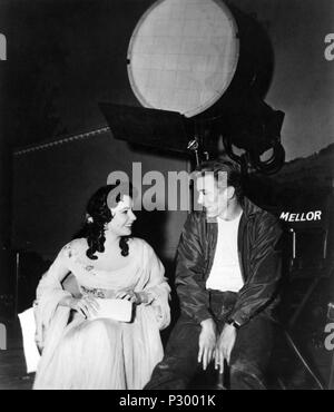 James Dean, Elizabeth Taylor on the set of Giant Year: 1956 USA ...