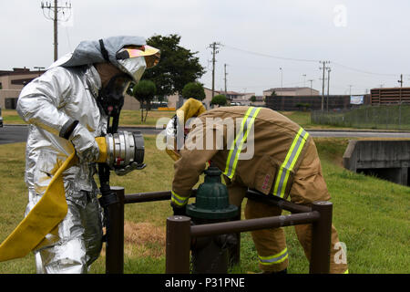 Firefighters test a fire hydrant Stock Photo - Alamy