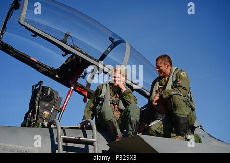 ABC News Martha Raddatz poses for photographers as she arrives at the ...