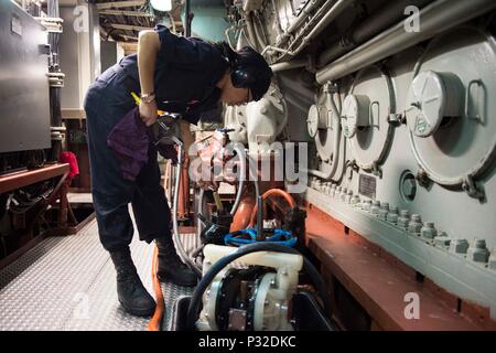 160822-N-VS214-008 WESTERN PACIFIC OCEAN (Aug. 22, 2016) Engineman 3rd ...