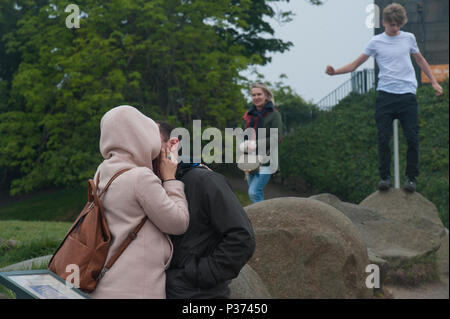 couple snogging in public Stock Photo - Alamy