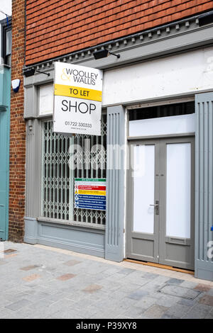Commercial vacant shop to let sign over retail unit Stock Photo - Alamy