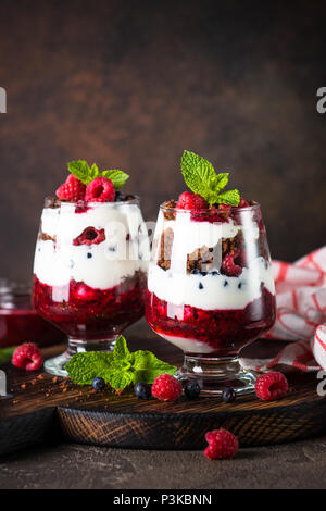 raspberry fruit trifle dessert Stock Photo - Alamy