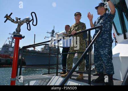 The Valiant-class tugboat USS Seminole (YT 805) passes the USS Ronald ...