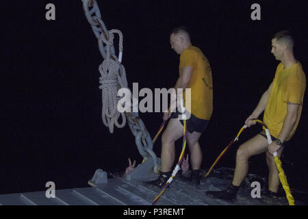 A diver from the 86th Dive Detachment secures his counterpart’s line ...