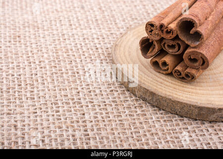 bundle of cinnamon sticks on a linen canvas background Stock Photo - Alamy