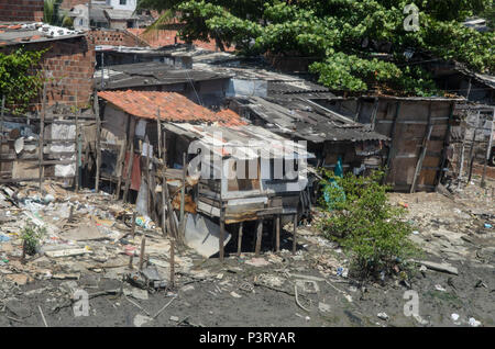 RECIFE, PE - 10.10.2015: FAVELA DO COQUE - Sofás velhos e muros ...