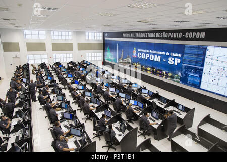 SÃO PAULO, SP - 18.09.2014: COPOM PM - Sala do Comando de Policiamento ...