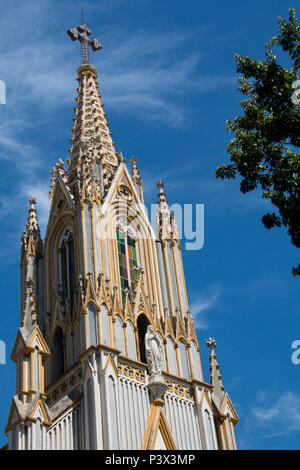 Torre principal da Basílica Nossa Senhora de Lurdes, com a imagem da ...
